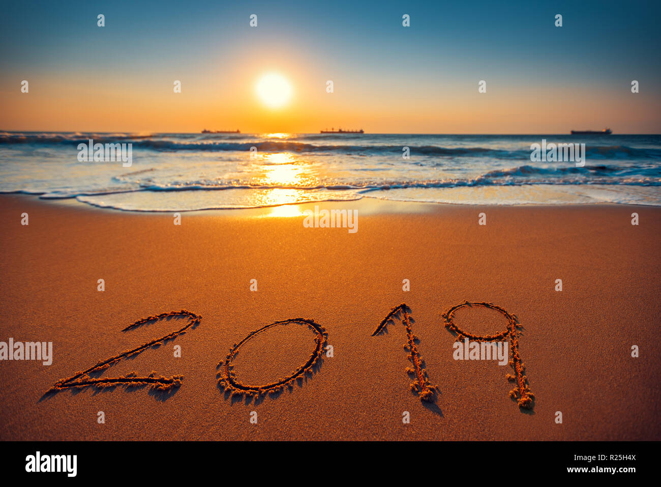 Bonne Année 2019 concept, le lettrage sur la plage. Lever du soleil sur ...