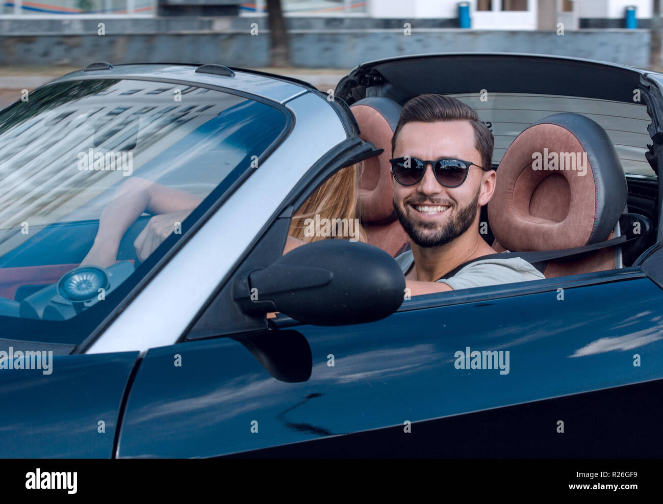 Bel homme dans une voiture de luxe Banque de photographies et d’images ...