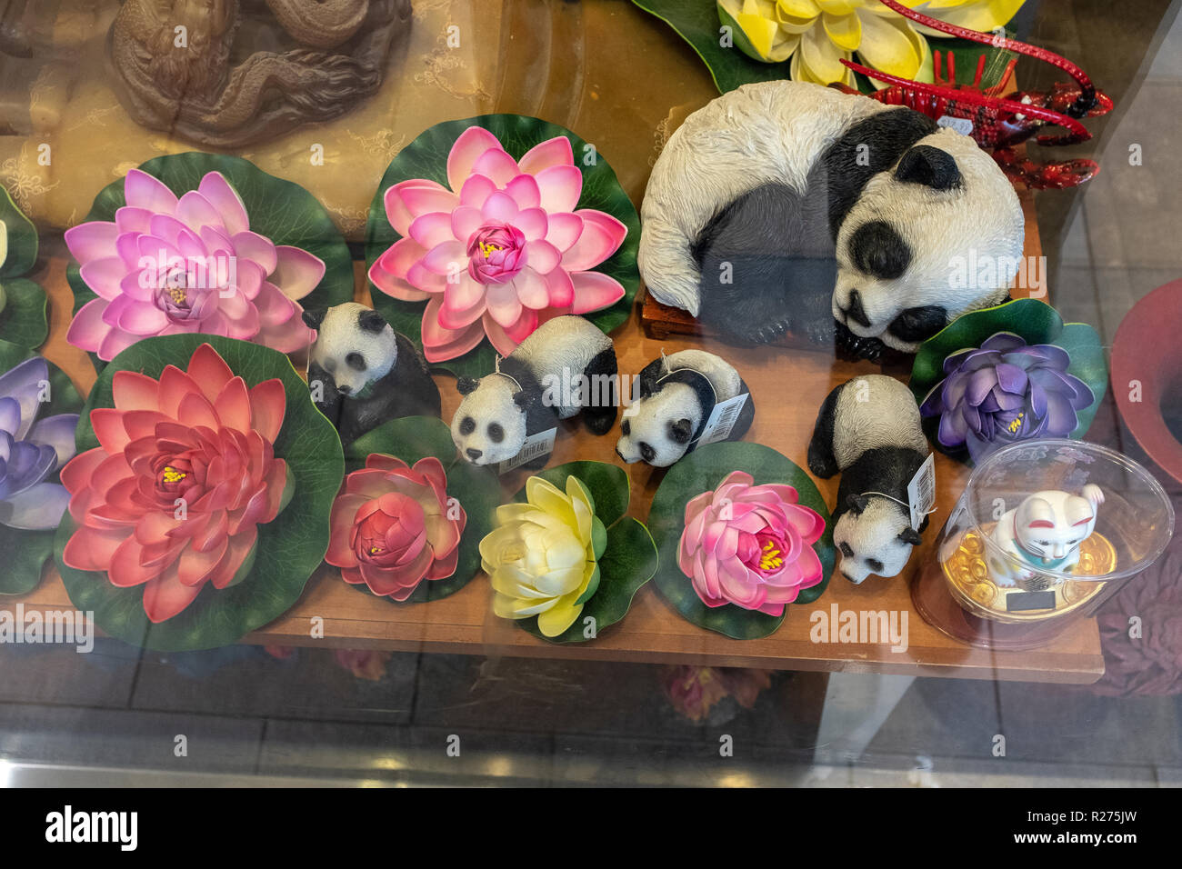 Fleurs de lotus chinois et autres bonne chance talisman dans la fenêtre ...