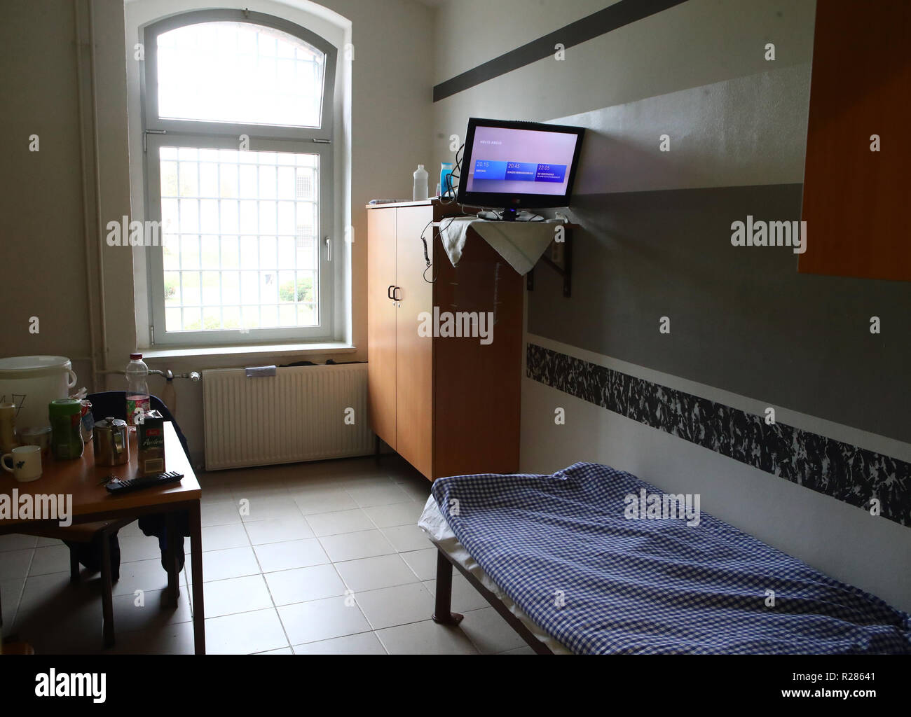 Tv in prison cell Banque de photographies et d’images à haute ...