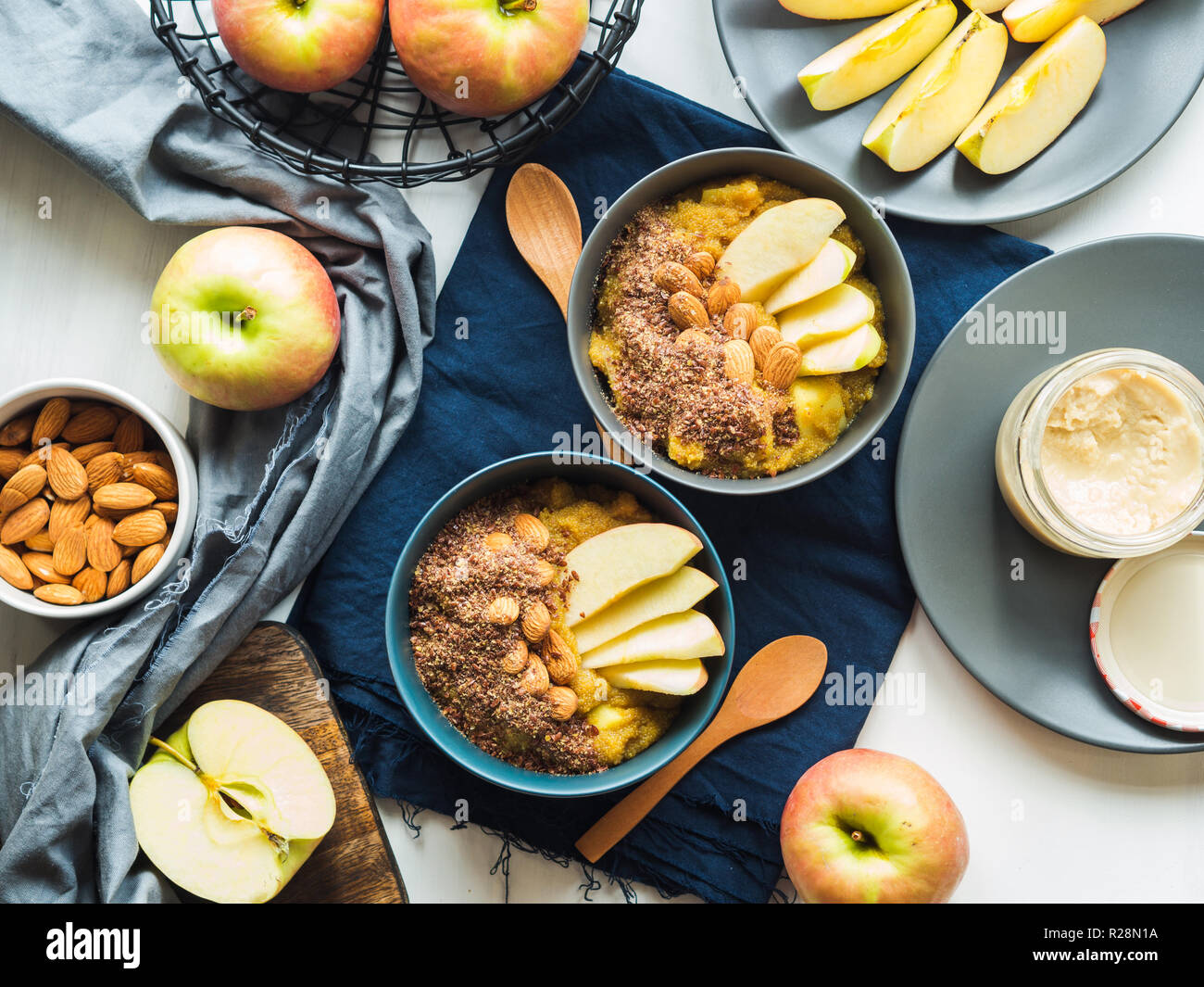 Matin agréable concept avec curcuma amaranth porridge servi avec pommes ...