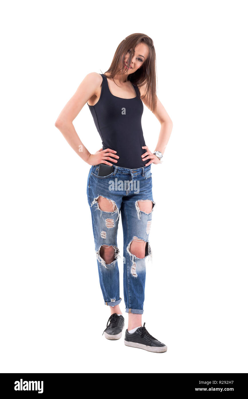 Belle femme élégante posant avec les bras sur les hanches avec les ...