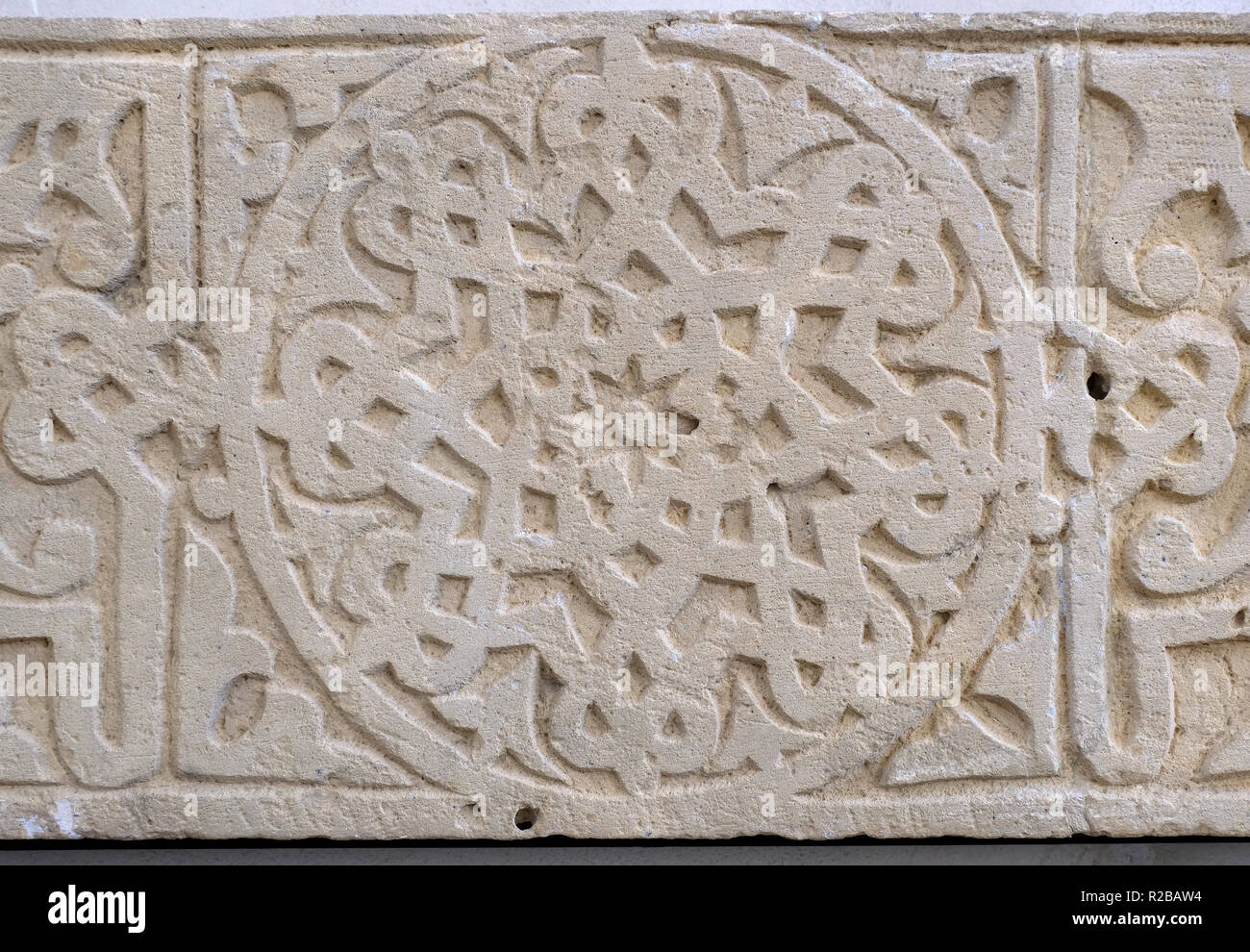 Linteau en calcaire orné de motifs floraux et géométriques des éléments ...