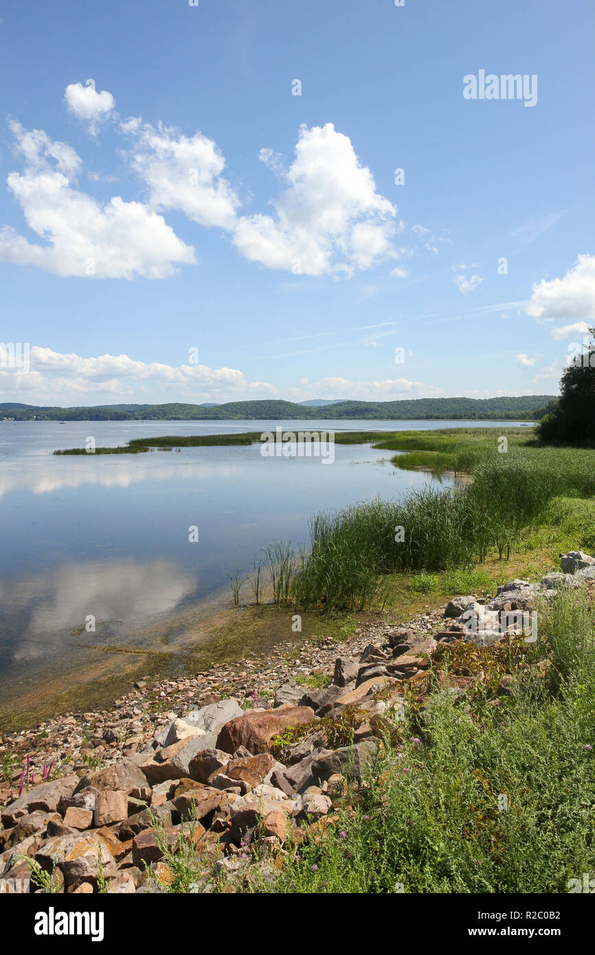 Le lac Champlain vu du côté de la Route 2, entre le continent et les ...