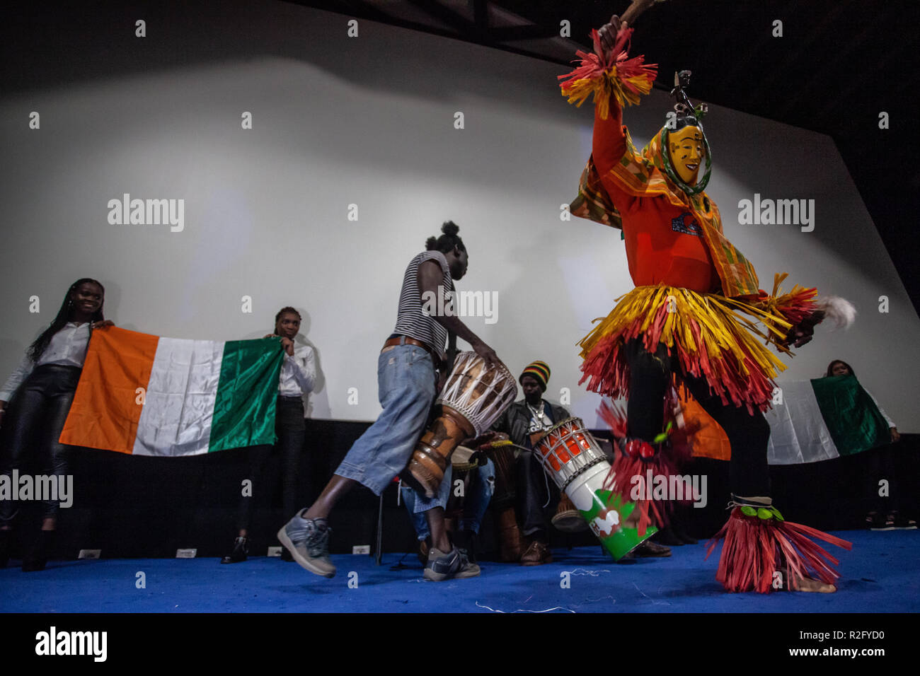 La danse traditionnelle ivoirienne au Festival Culturale Senza Colore à ...