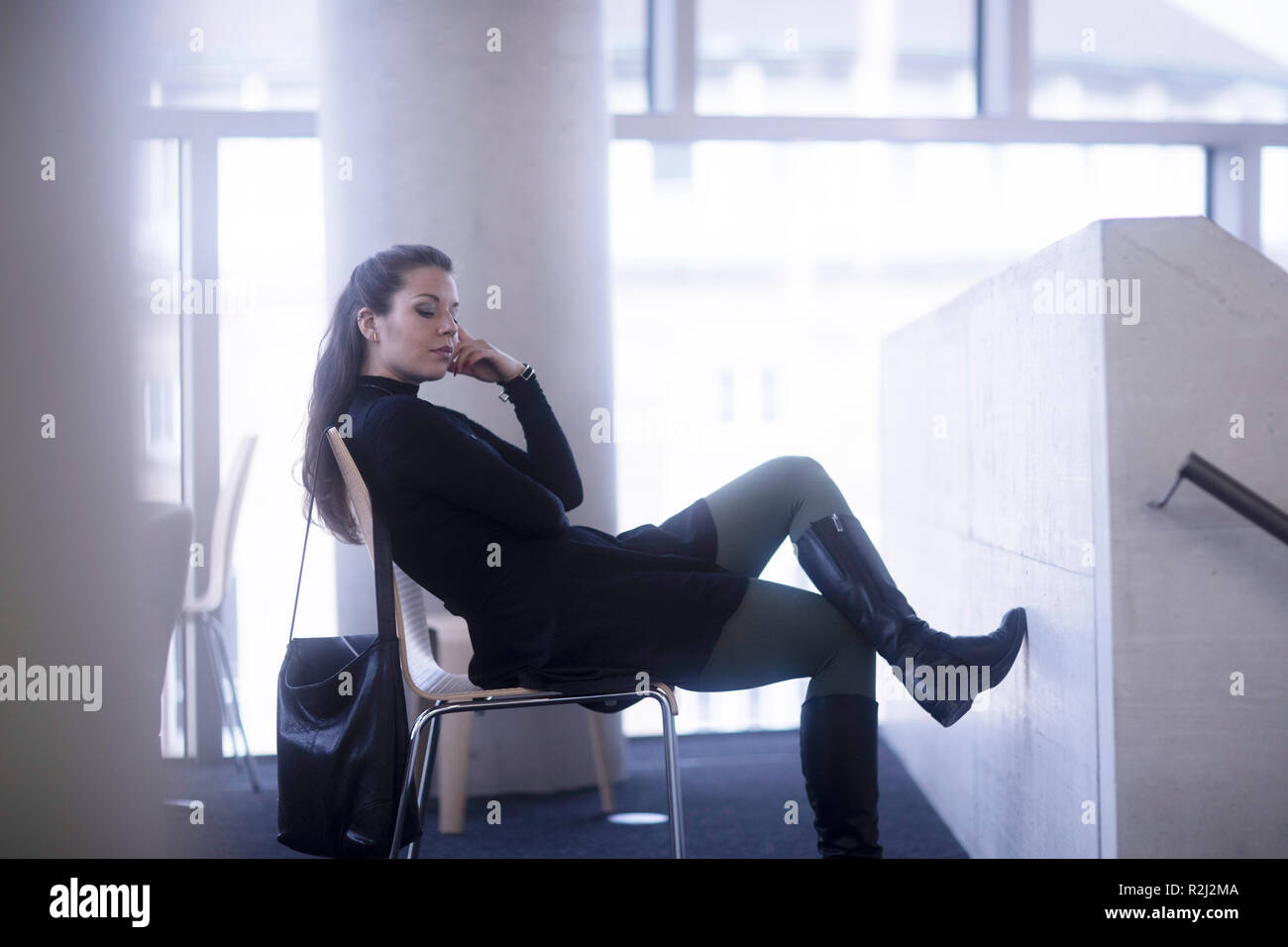 Femme Assise De Face Sur Une Chaise Banque De Photographies Et Dimages