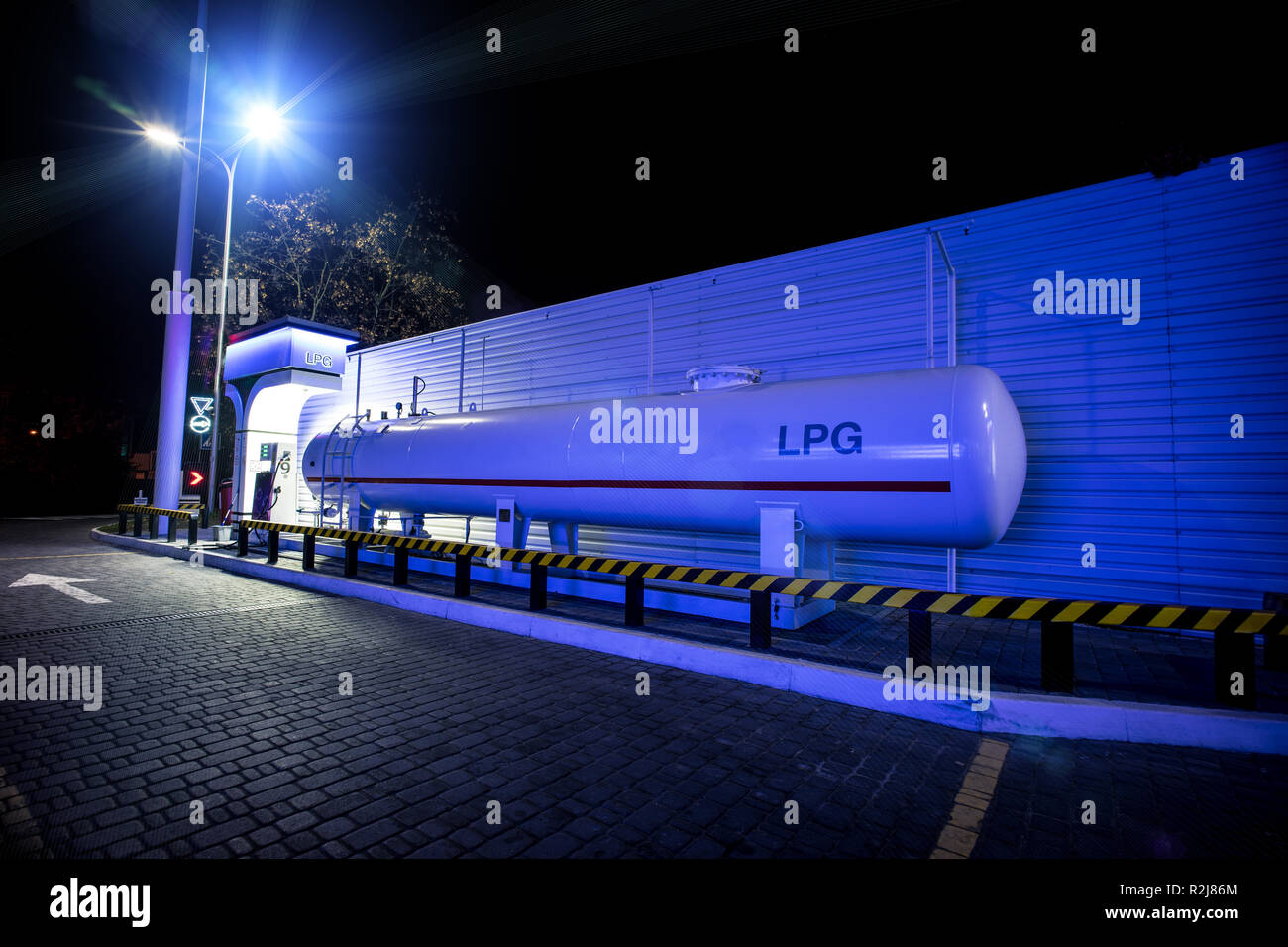 Fuel station white tanks Banque de photographies et d’images à haute ...