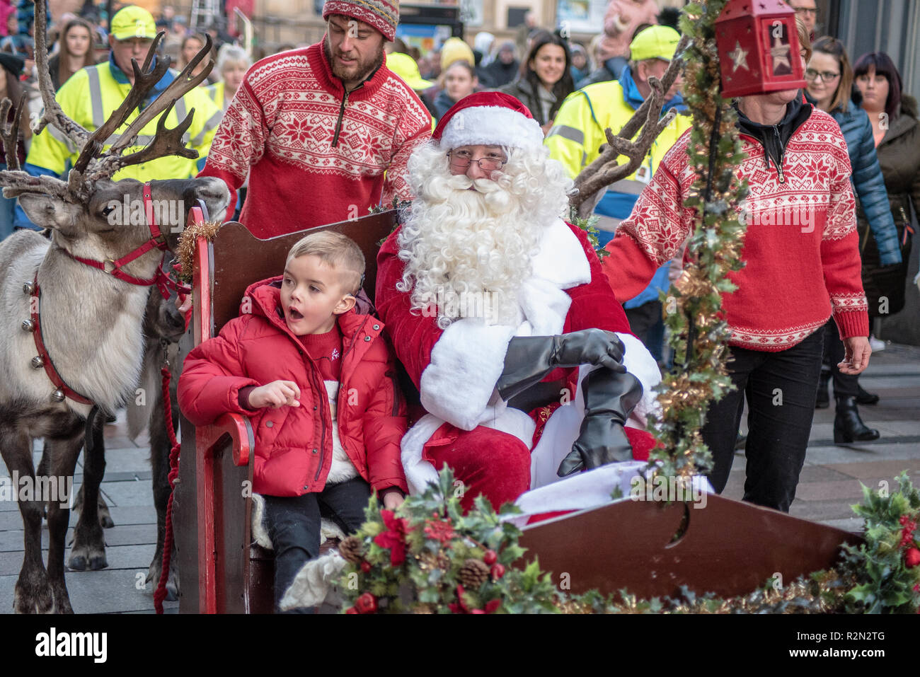 Alfie et Santa sont vus sur le traîneau ensemble durant le défilé ...