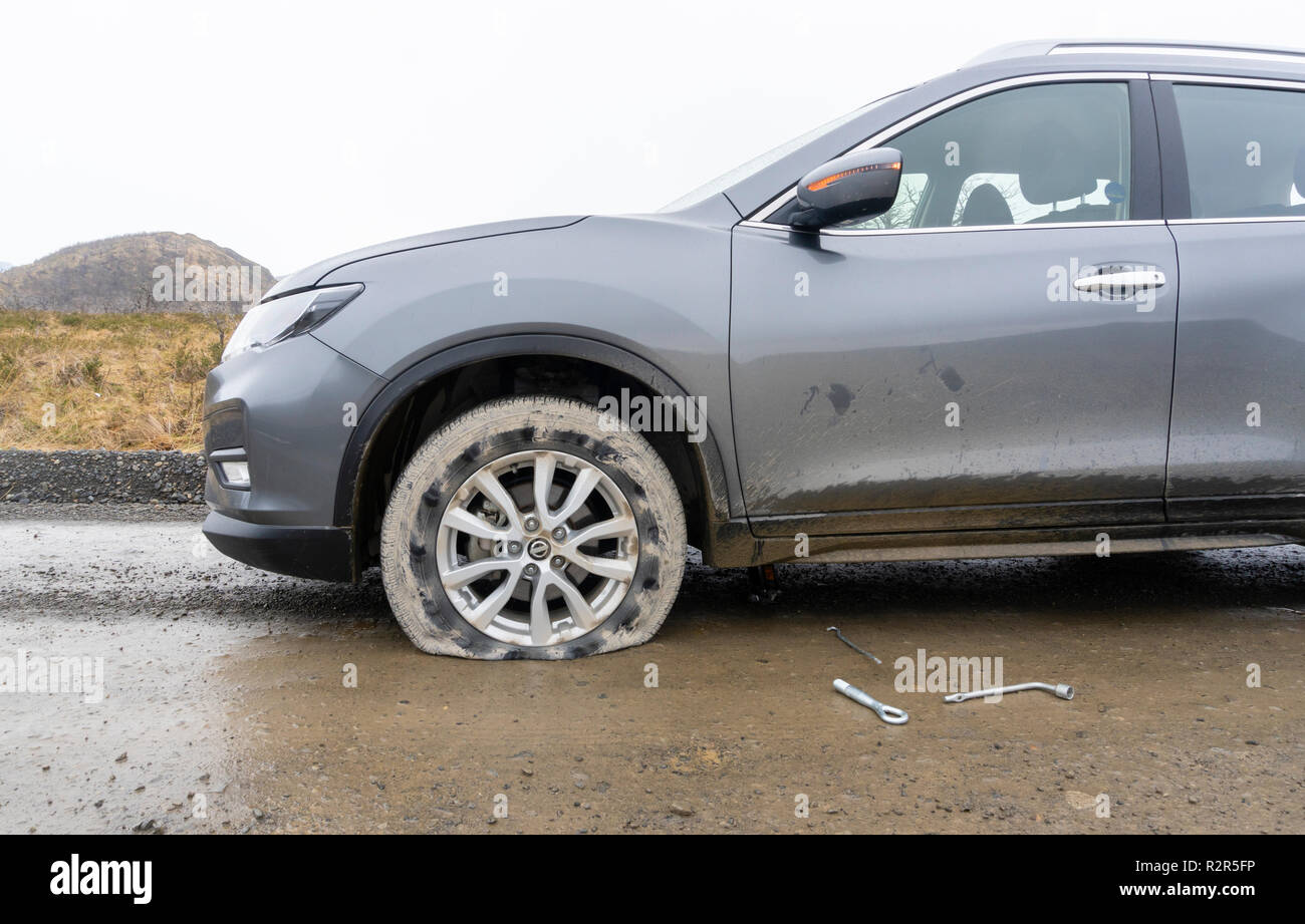 Tyre puncture Banque de photographies et d’images à haute résolution - Alamy