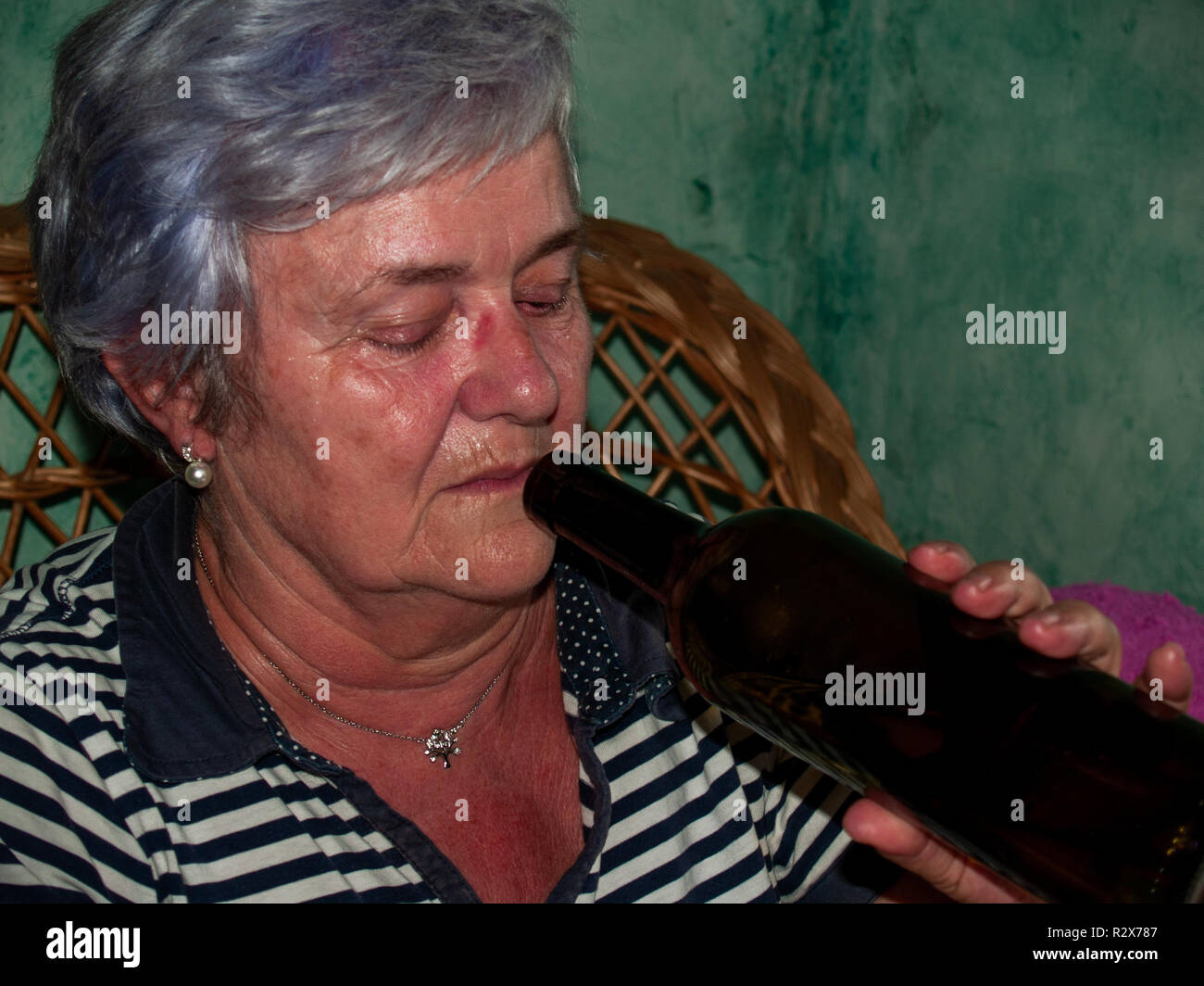 Clochard et bouteille Banque de photographies et d’images à haute ...