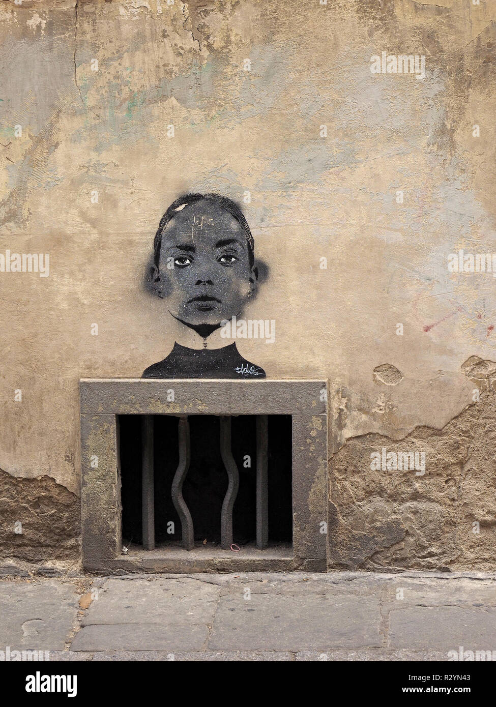Vue du bas niveau de la rue cave fenêtre avec renflement bars ci ...