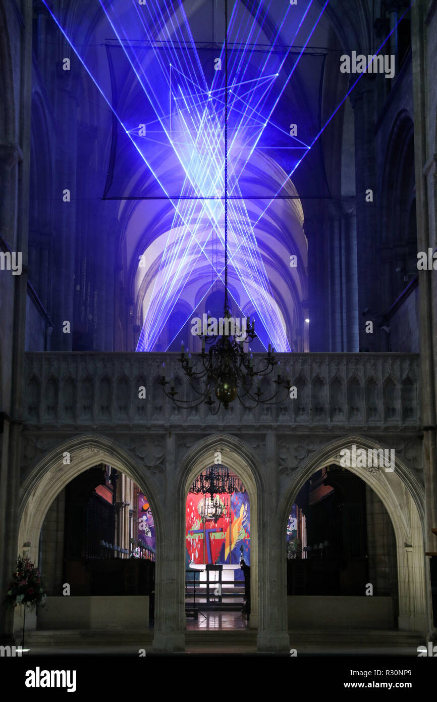 Une paire de lasers installés par l'artiste Jayson Haebich et nommée ...