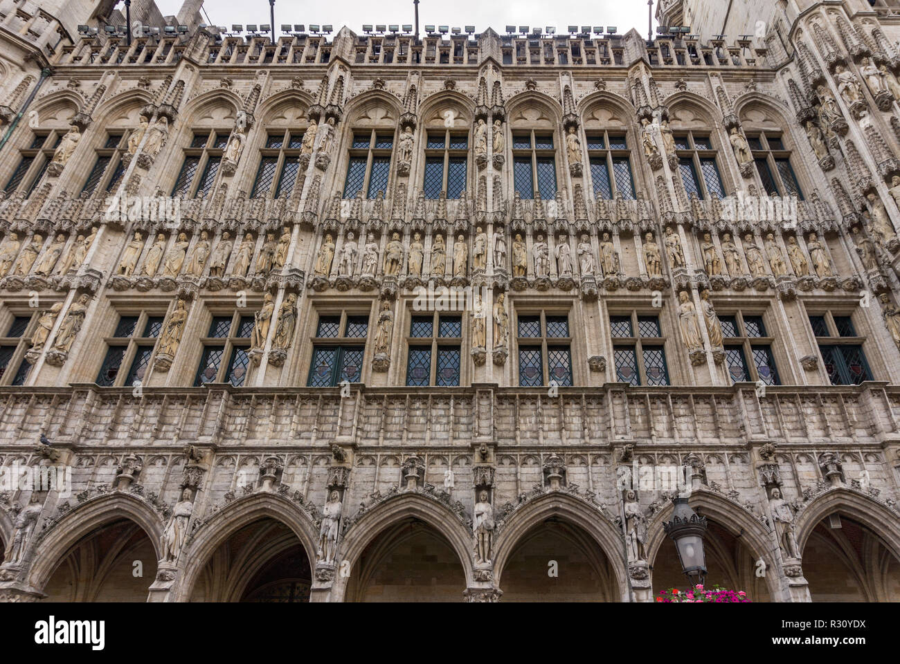 Sculptures sur la façade de l'hôtel de ville, l'ancien édifice médiéval ...