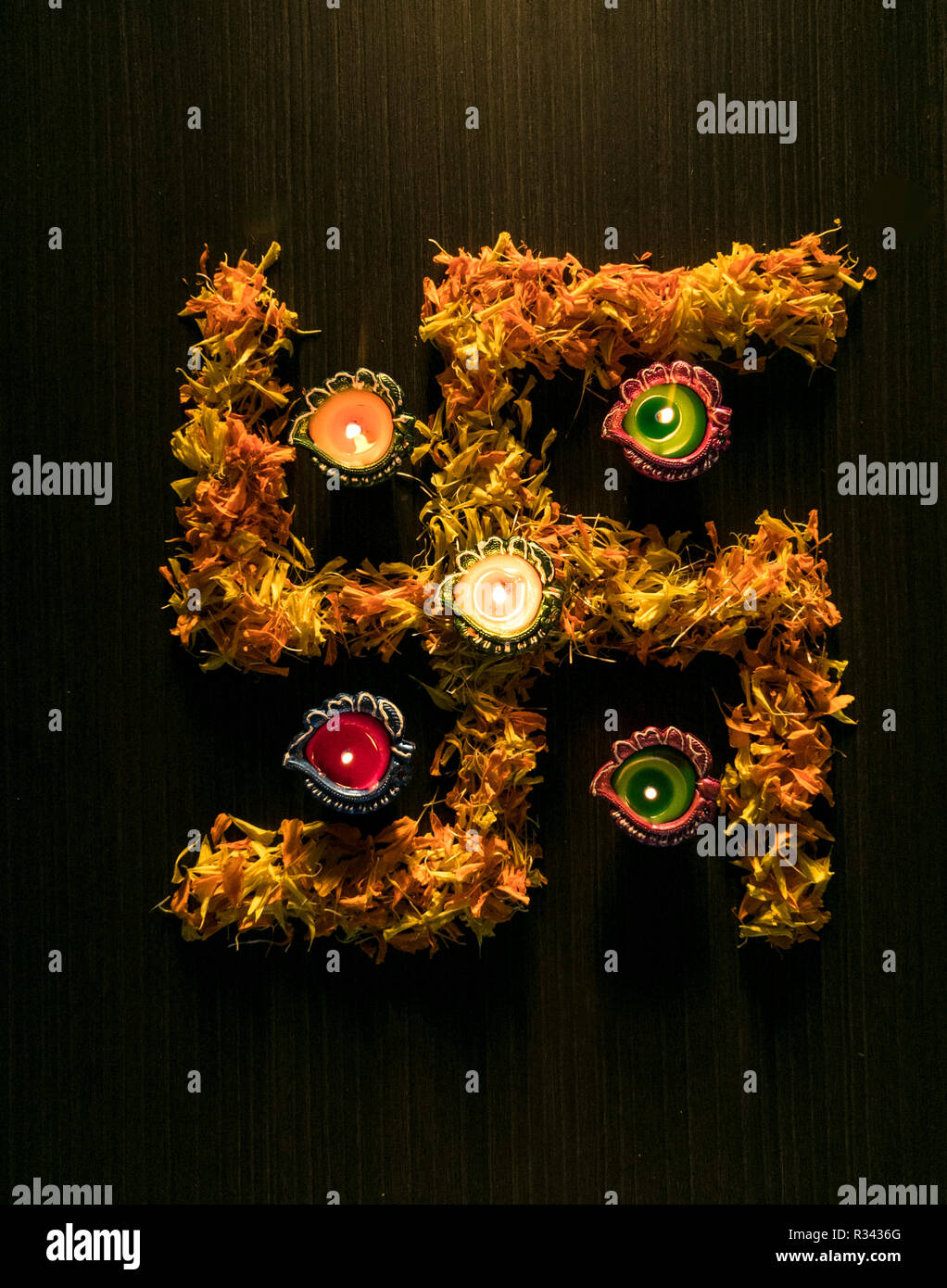 5 diyas colorés placés sur le tableau pour le célébrer diwali festival ...