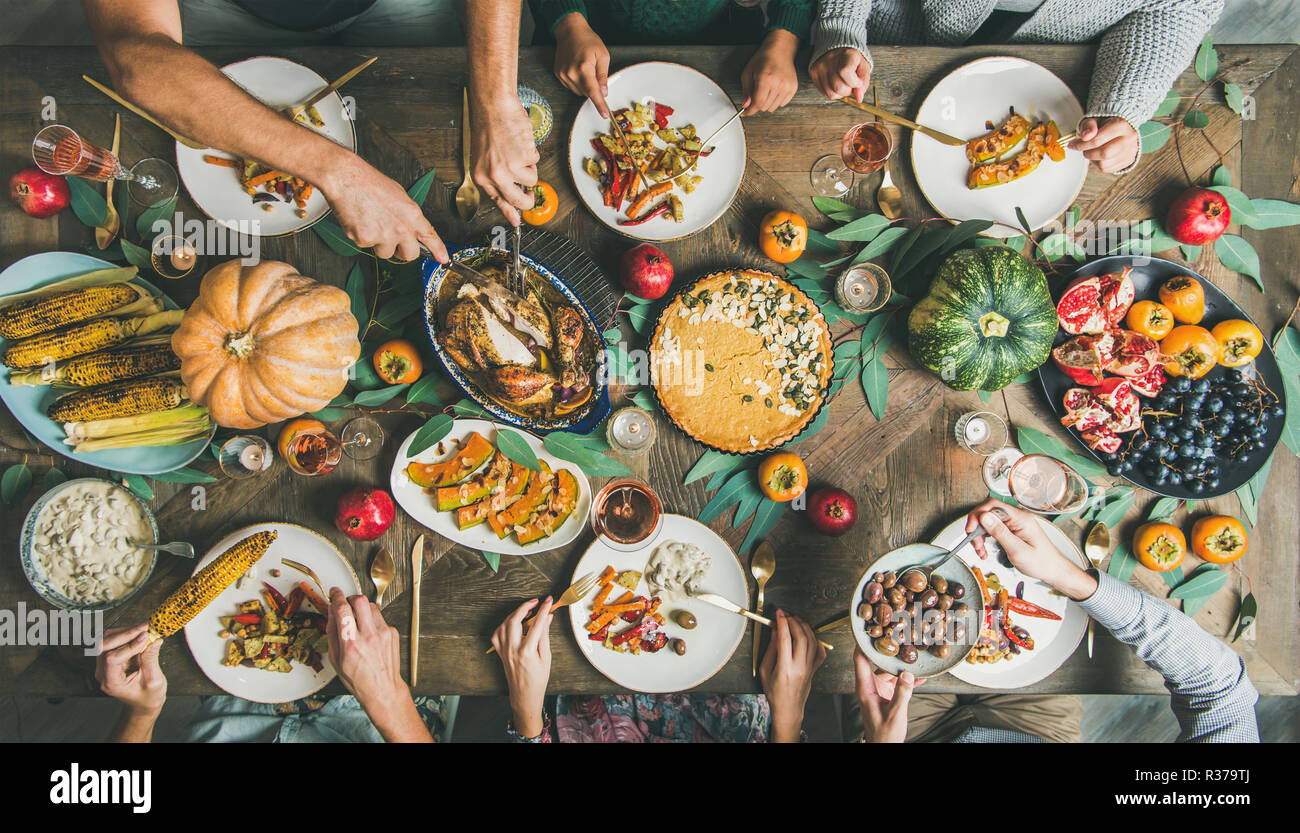 Festin d'amis à jour de Thanksgiving avec la Turquie et le vin de table ...
