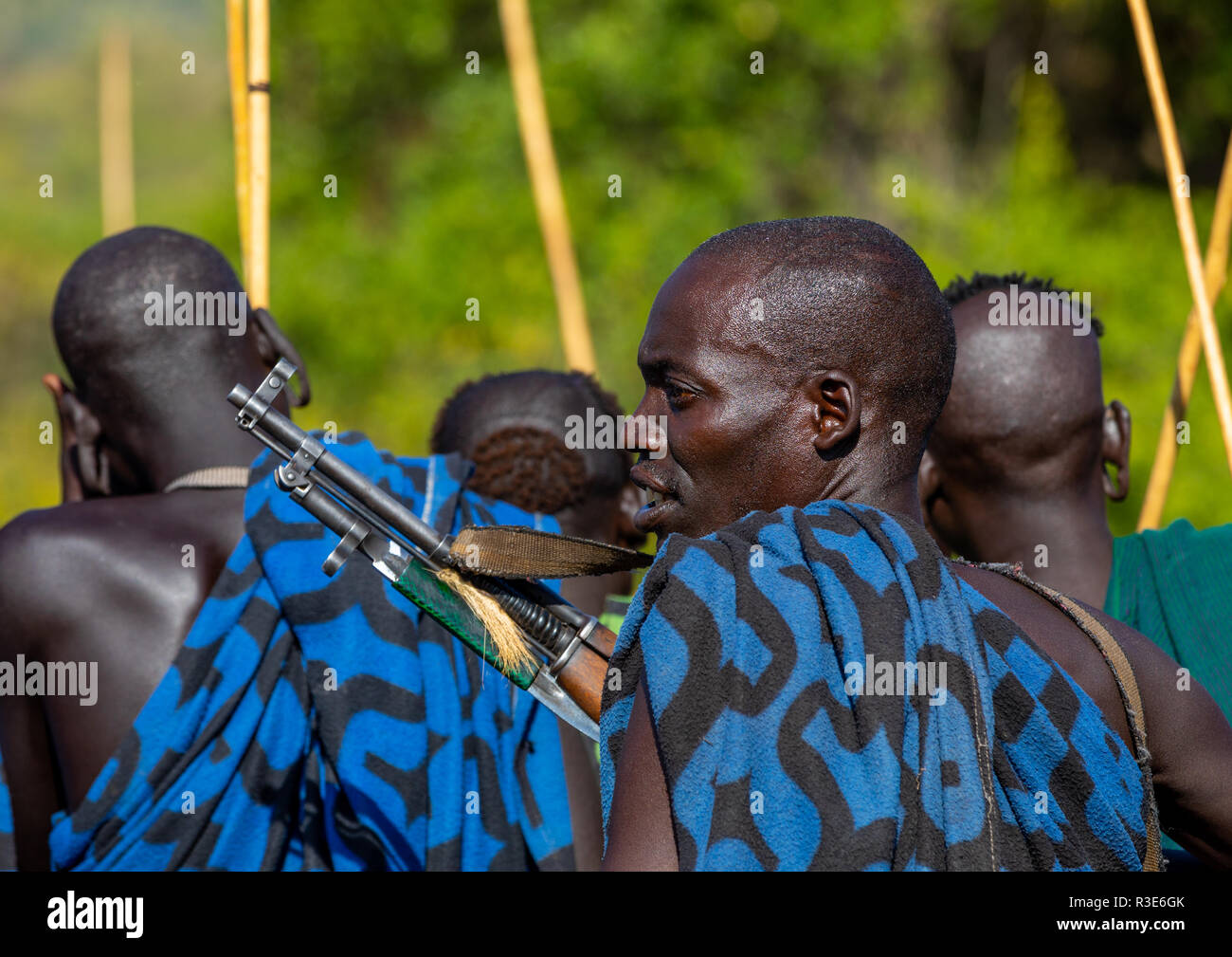Les guerriers de la tribu Suri pendant un donga stick fighting rituel ...