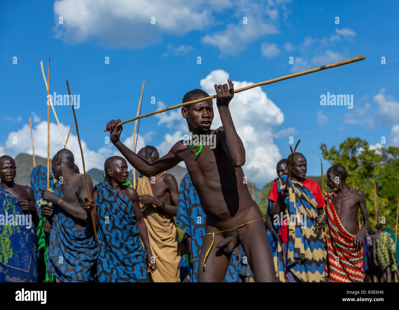 Suri guerriers de la tribu des combats durant un donga stick rituel ...