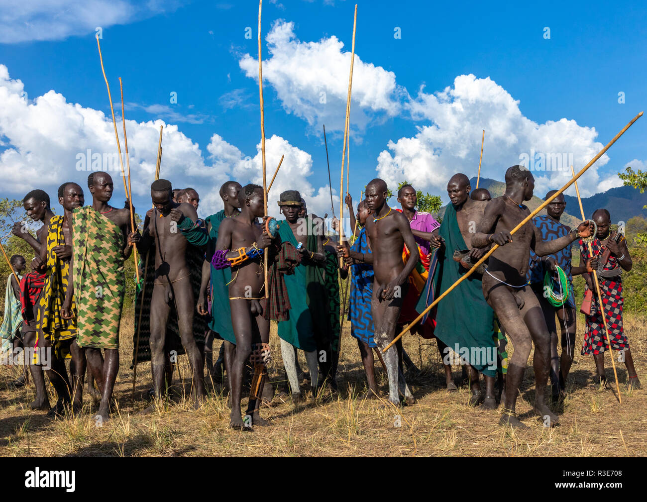 Groupe de guerriers de la tribu suri pendant un donga stick fighting ...