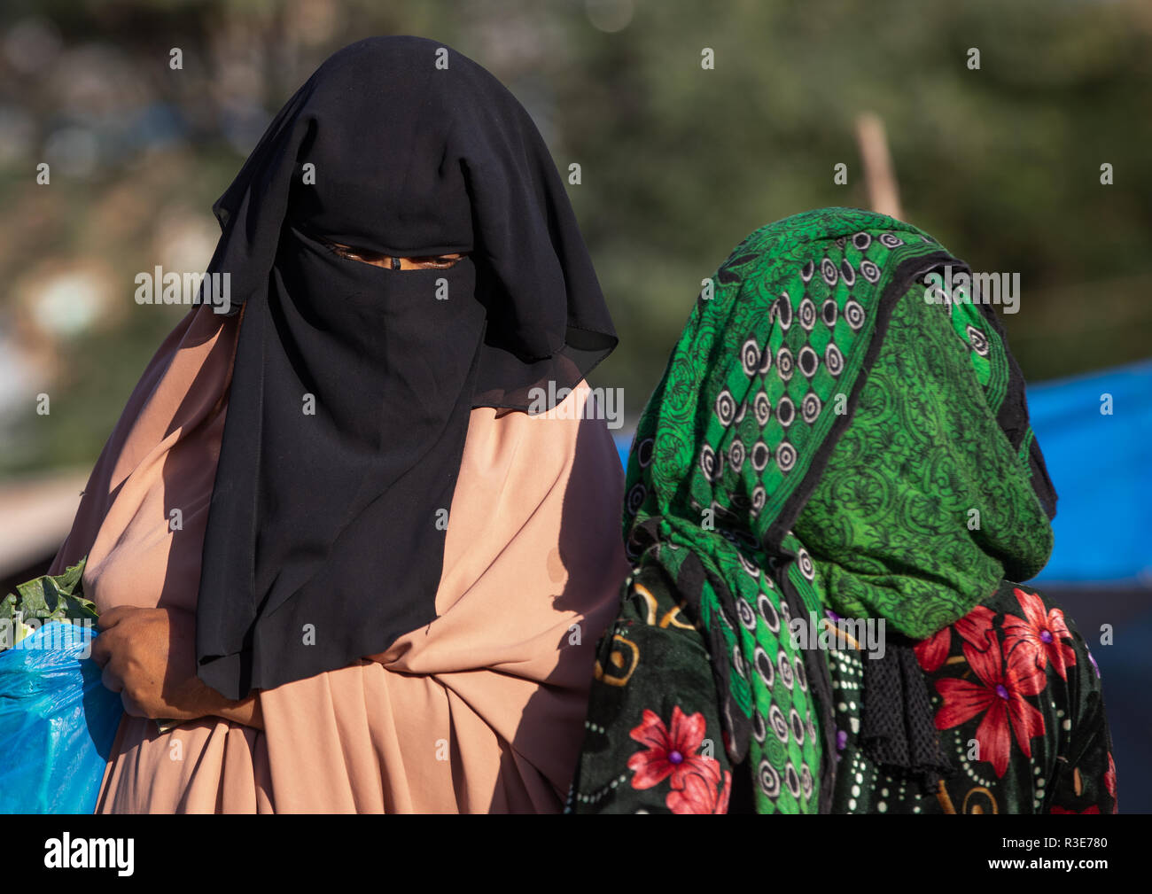 Porter une burqa Banque de photographies et d’images à haute résolution ...