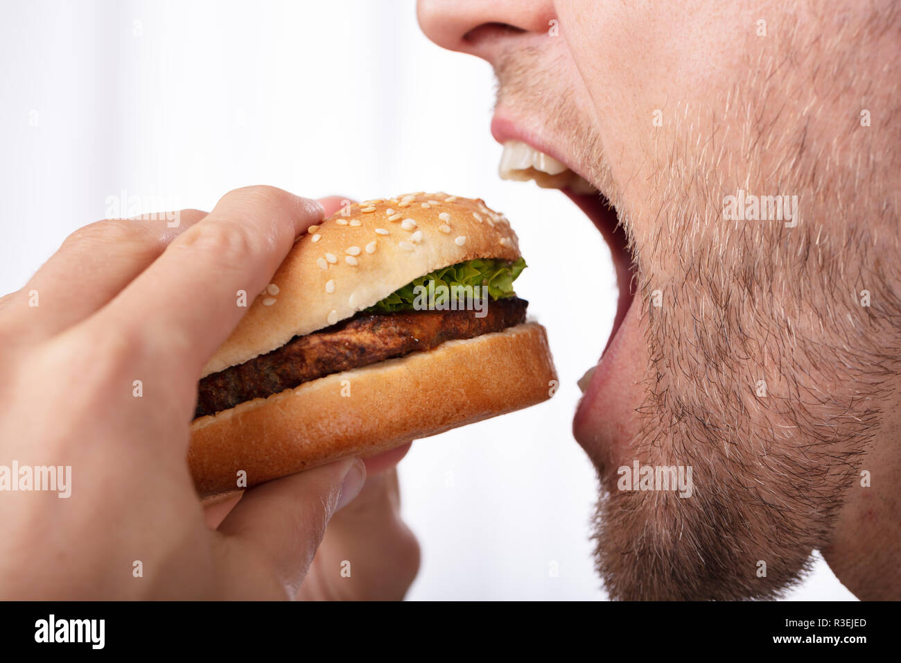 Man eating a burger Banque de photographies et d’images à haute ...