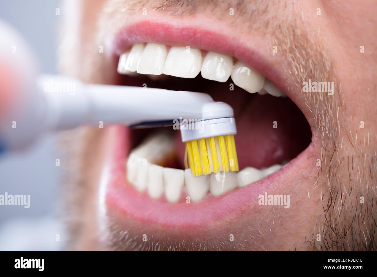 Homme se brosser les dents Banque de photographies et d’images à haute ...