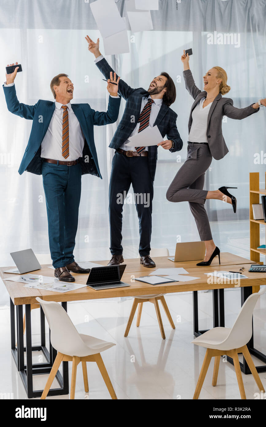 Dancing on table Banque de photographies et d’images à haute résolution ...