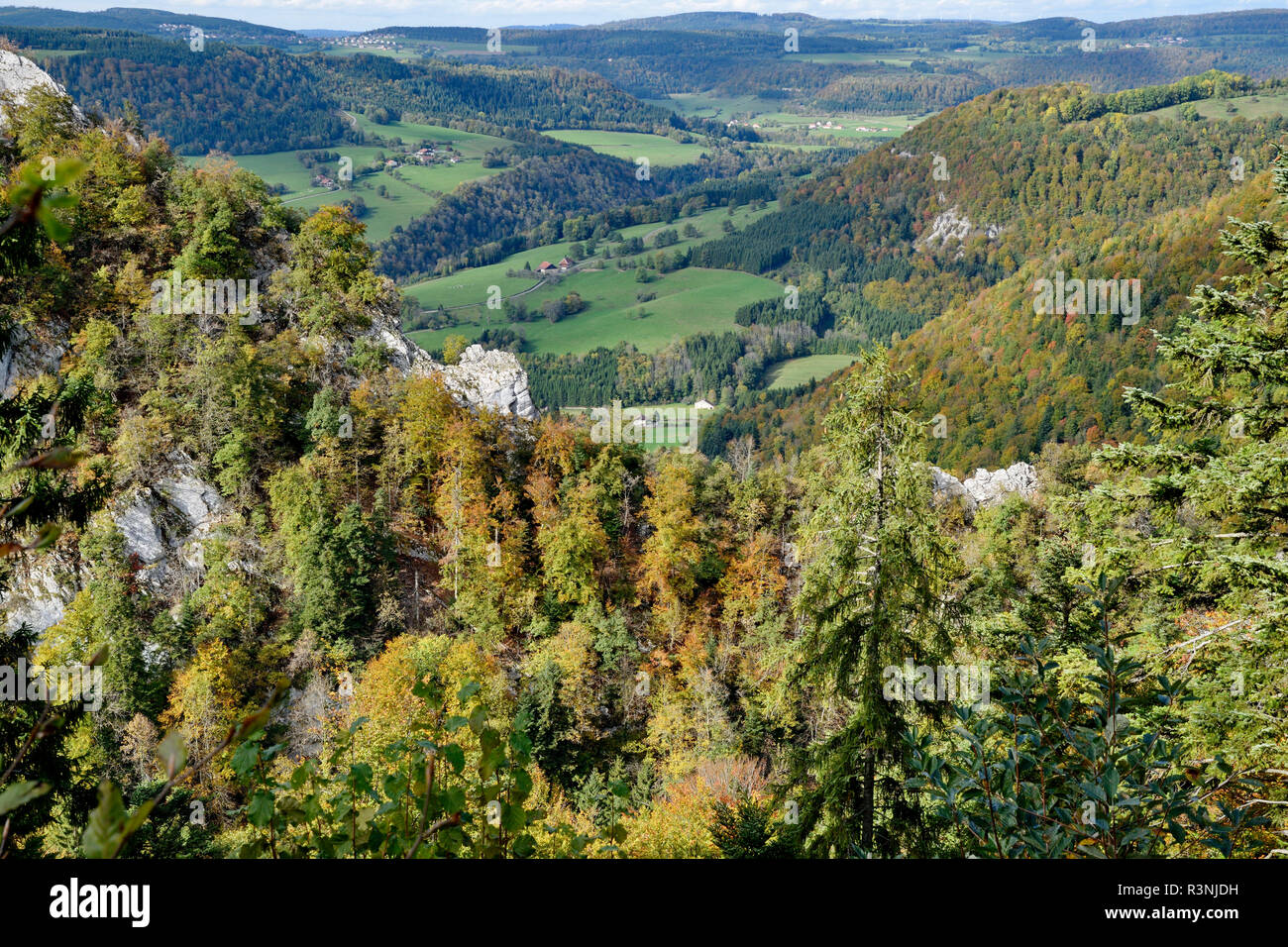 Forêt et rochers de Saint-Julien les Russey en automne, la vallée du ...