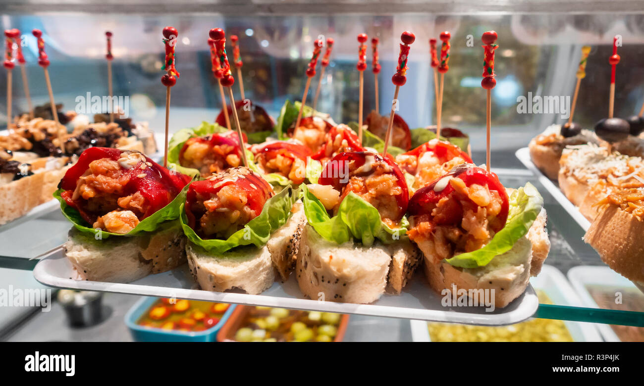 Pintxos/Pinchos dans un bar à tapas en Espagne Photo Stock - Alamy