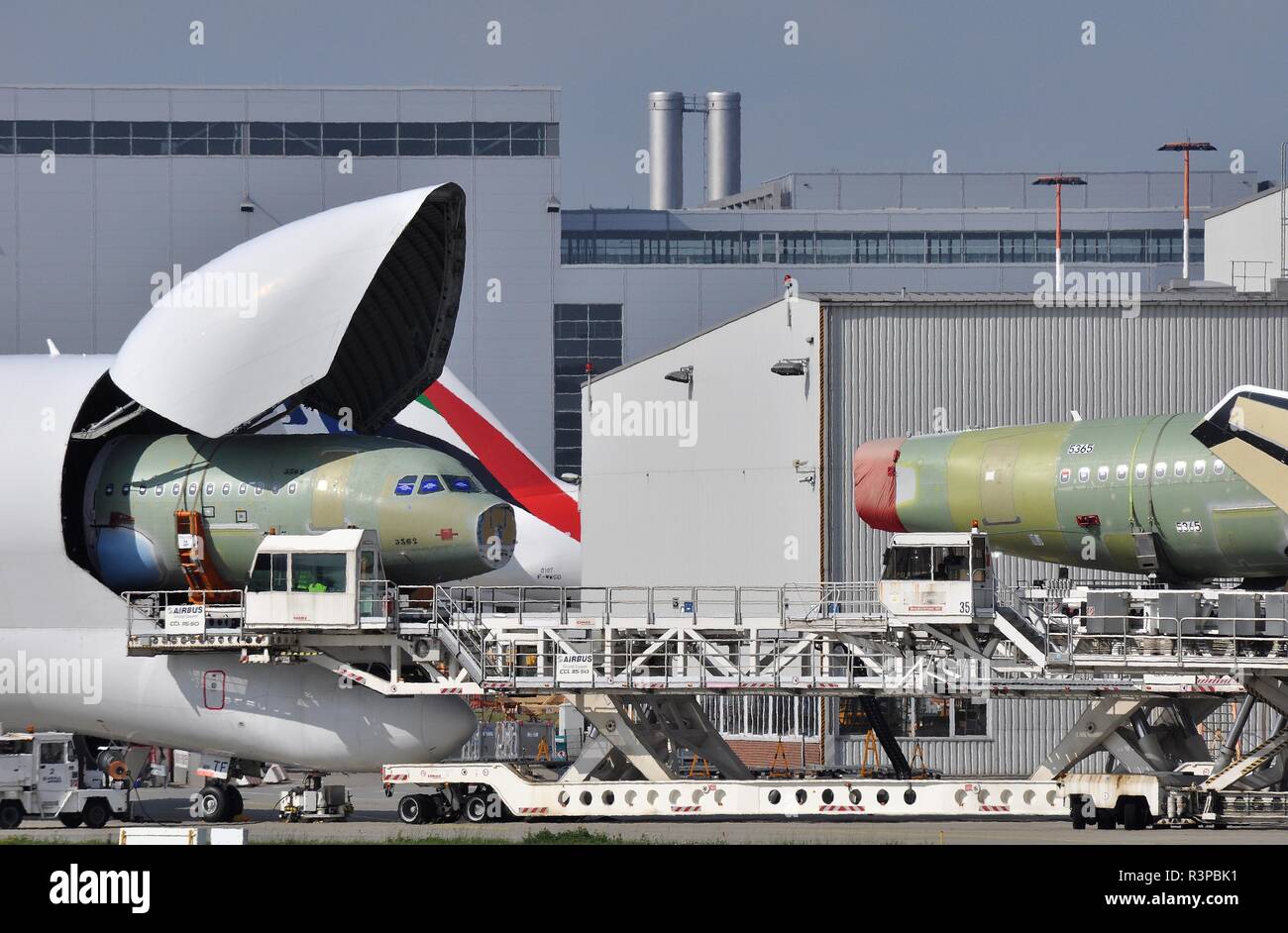 Des fuselages d'AIRBUS A320 d'être déchargées DE CARGO BELUGA POUR L ...