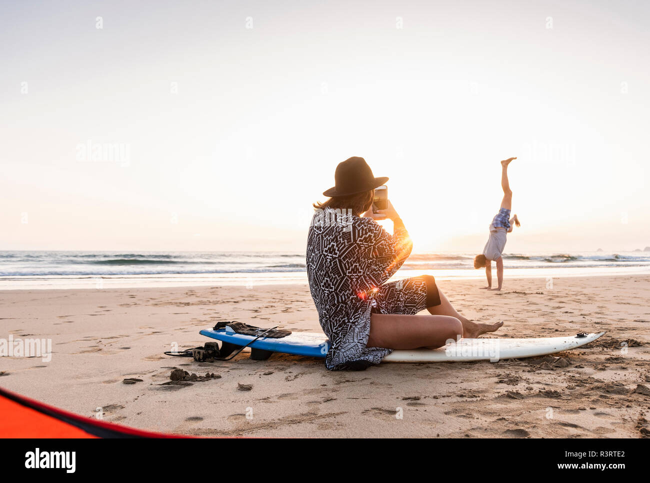Pratique des handstands beach Banque de photographies et d’images à ...