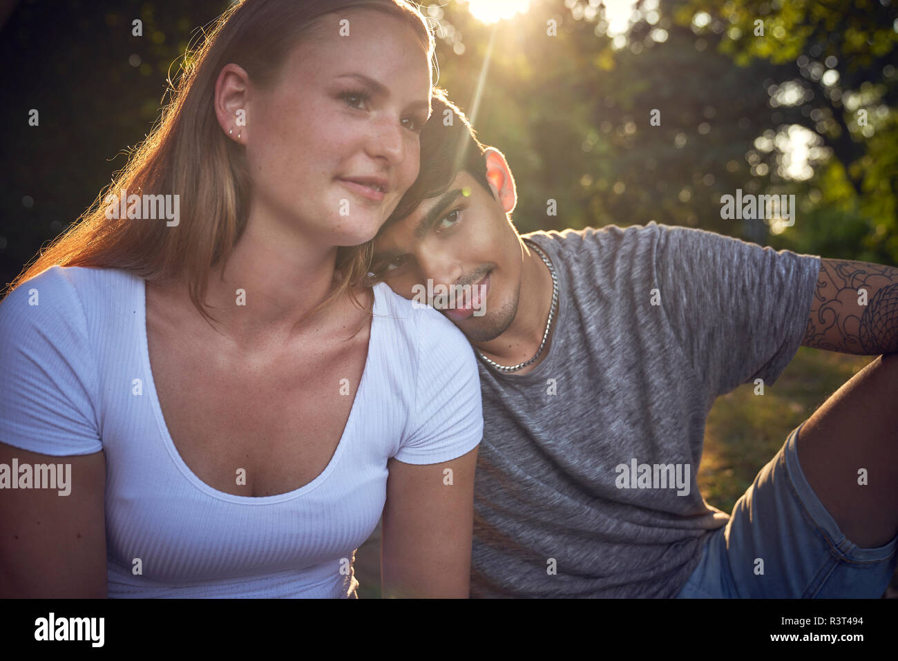 Parc Romantique Jeune Couple Assis Banque De Photographies Et Dimages