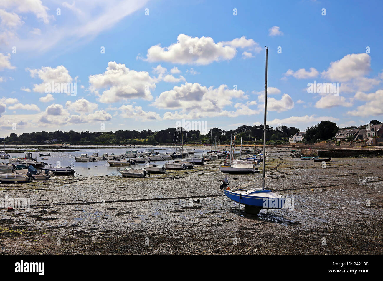 Bateaux à marée basse au port du logeo en Morbihan Photo Stock - Alamy