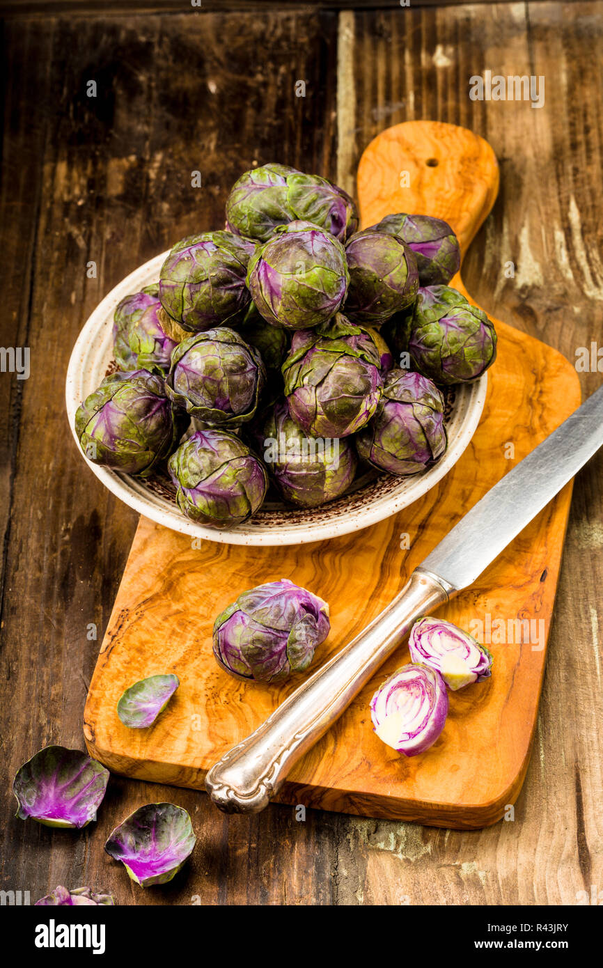 Choux de violet Photo Stock - Alamy