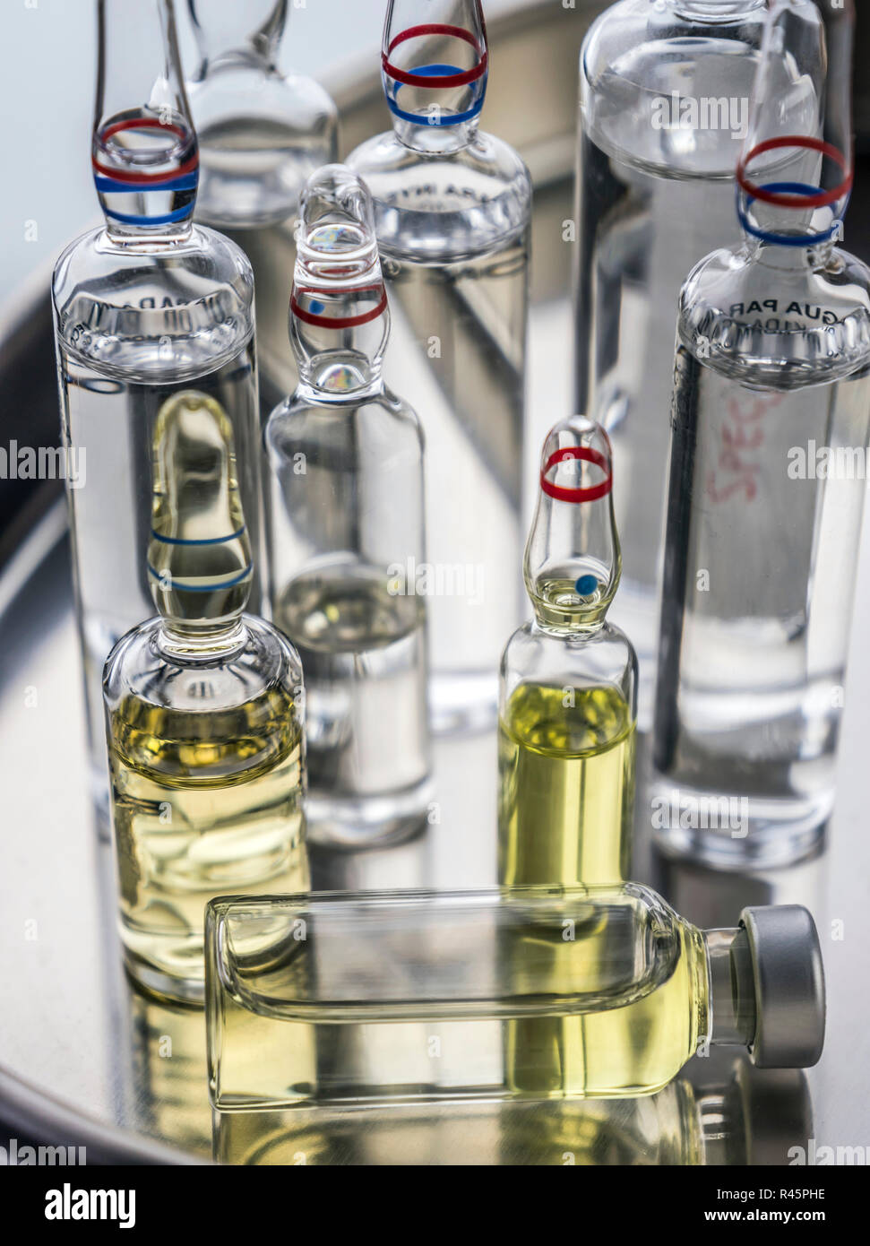 Différents types de flacons médicaux sur un plateau dans un laboratoire ...