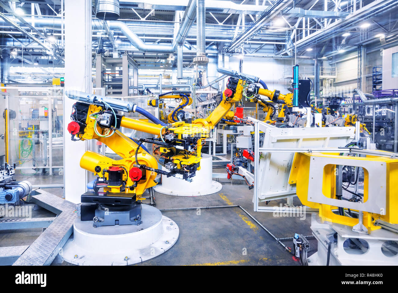 Robots dans une usine automobile Photo Stock - Alamy