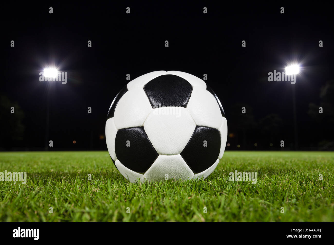 Ballon de foot sur terrain Banque de photographies et d’images à haute ...