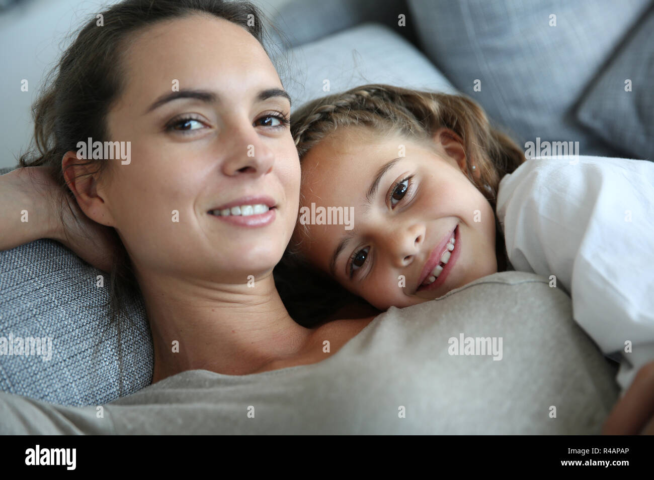 Single Mother Daughter Relaxing Sofa Banque De Photographies Et D