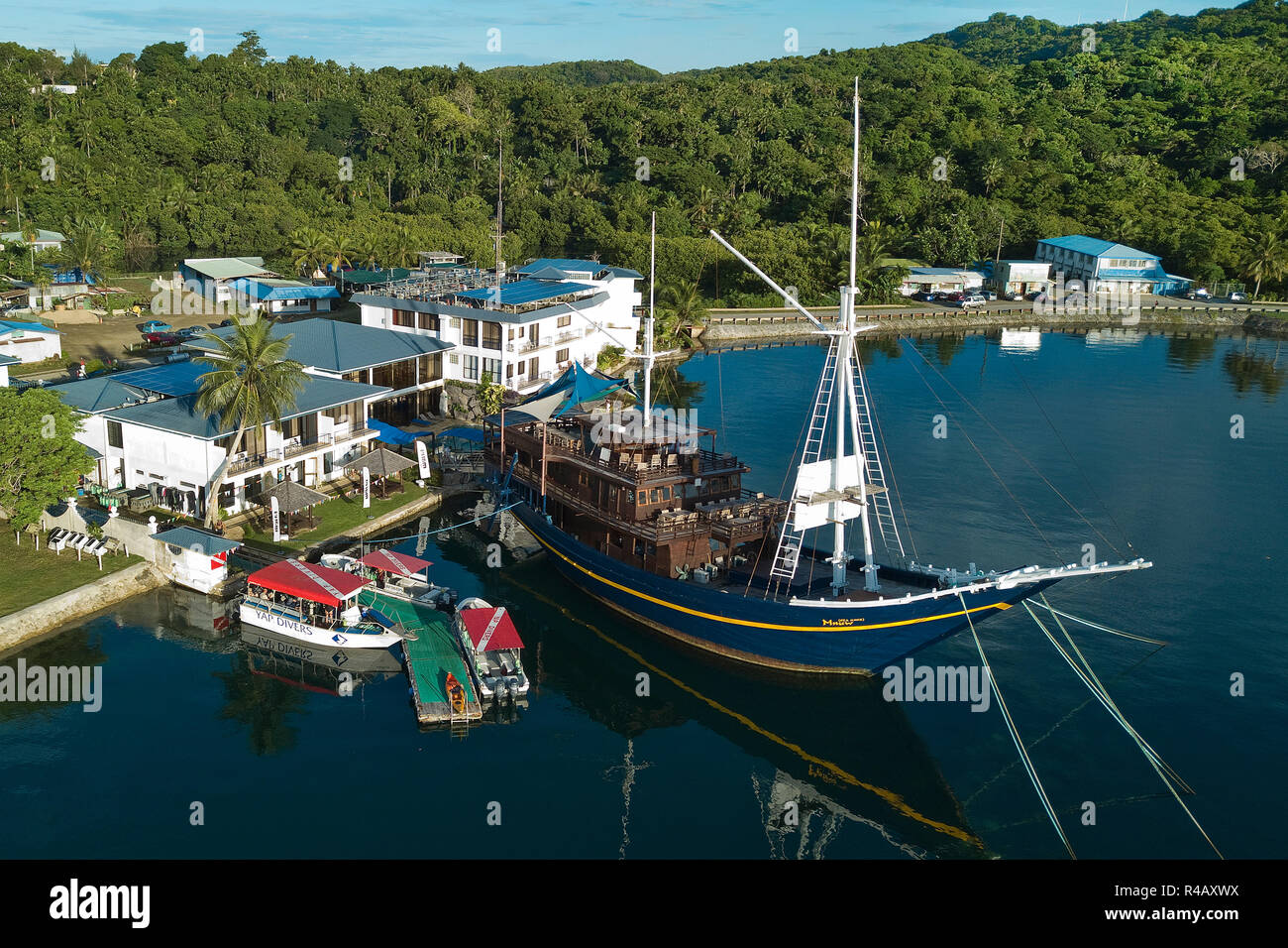 Bateau restaurant, ancienne junk, Manta Ray Bay Resort, Colonia, l'île ...