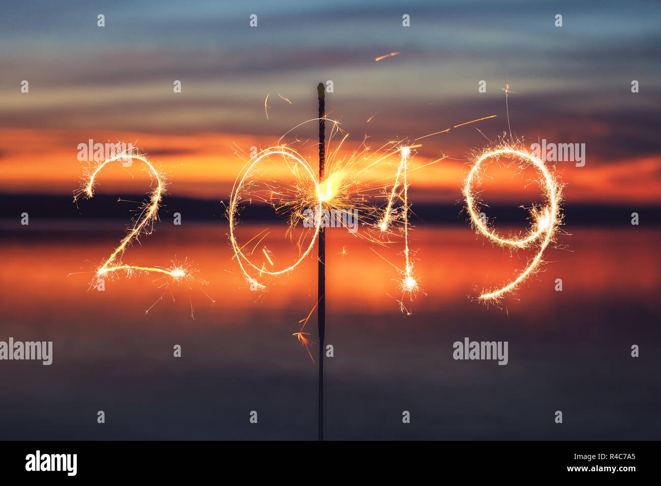 2019 écrit avec Sparkle firework sur fond coucher, bonne année 2019 ...