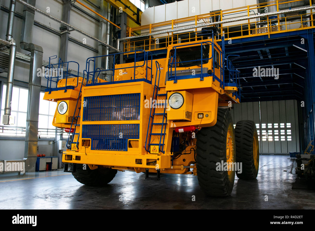 Gros camion minier dans l'atelier de production de l'usine automobile ...