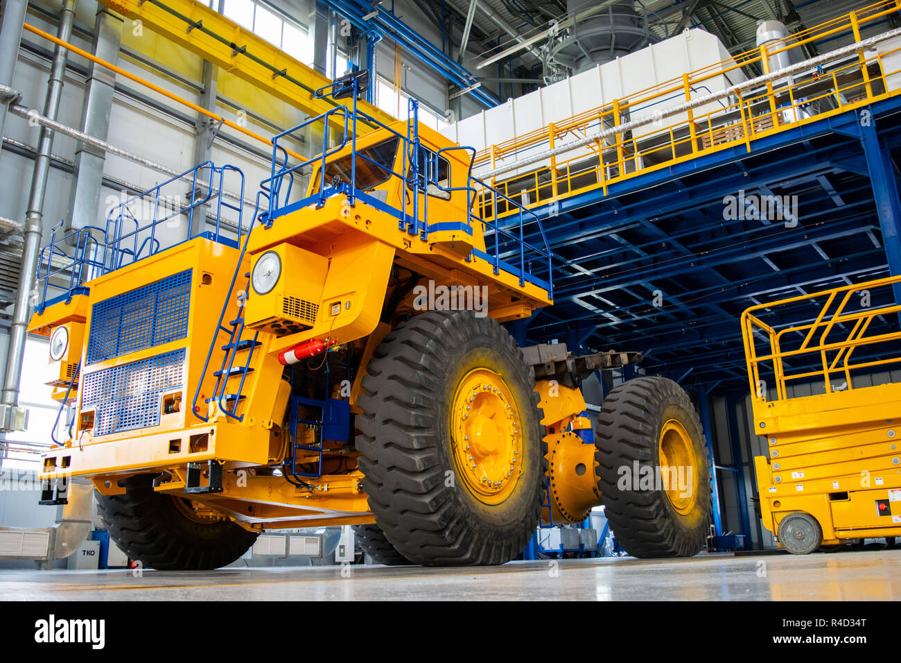 Gros camion minier dans l'atelier de production de l'usine automobile ...