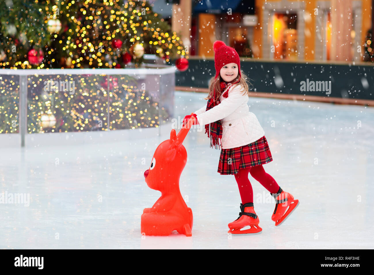 Enfants patinage sur glace en hiver park rink. Enfants patin à glace ...