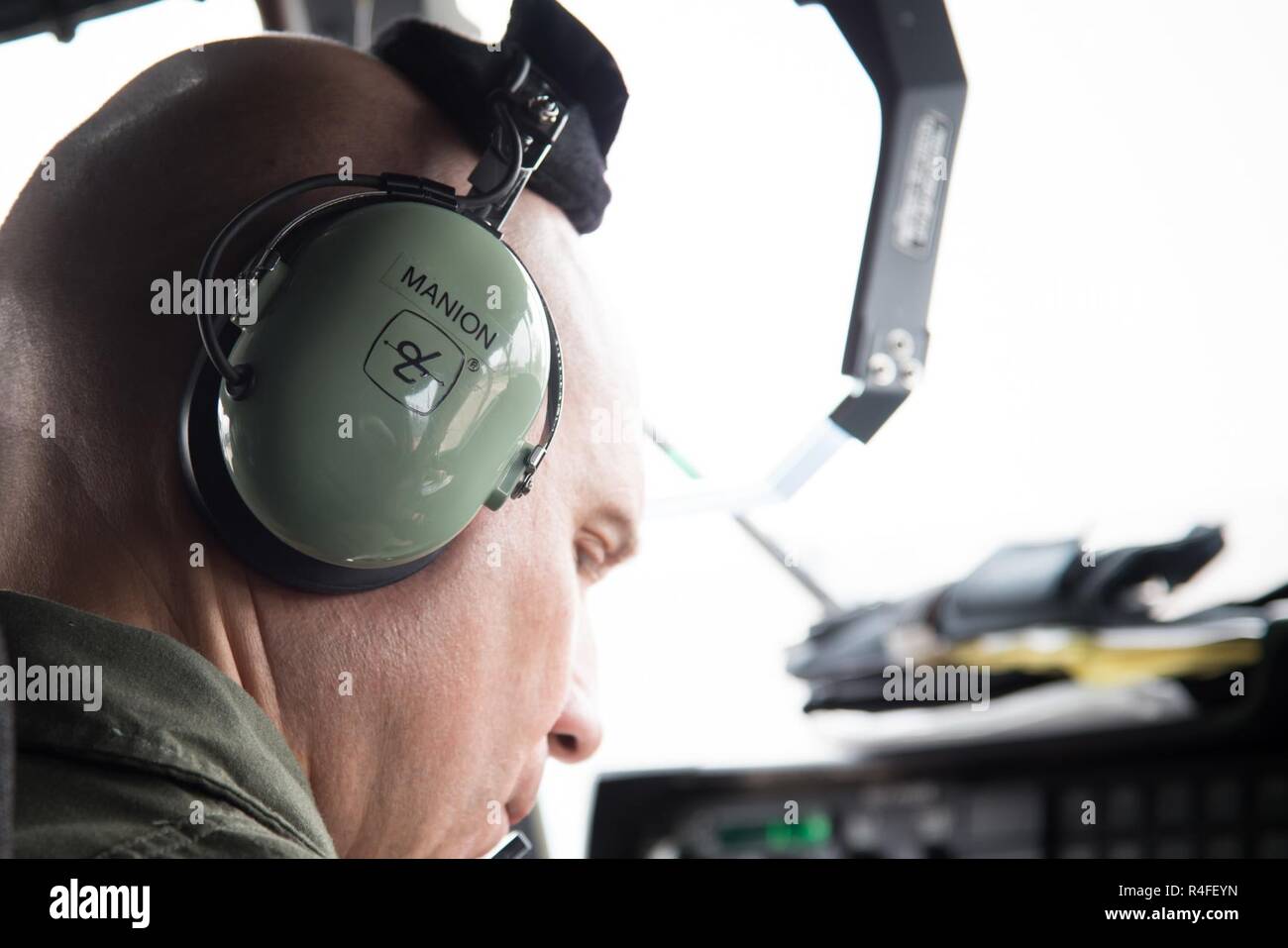 Le colonel Michael Manion, commandant de la 403e vérifie les commandes ...
