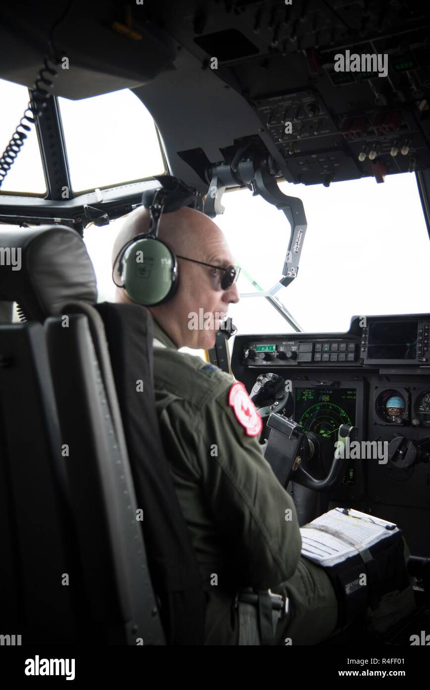 Le colonel Michael Manion, 403e Wing commander mouches un C-130J Super ...