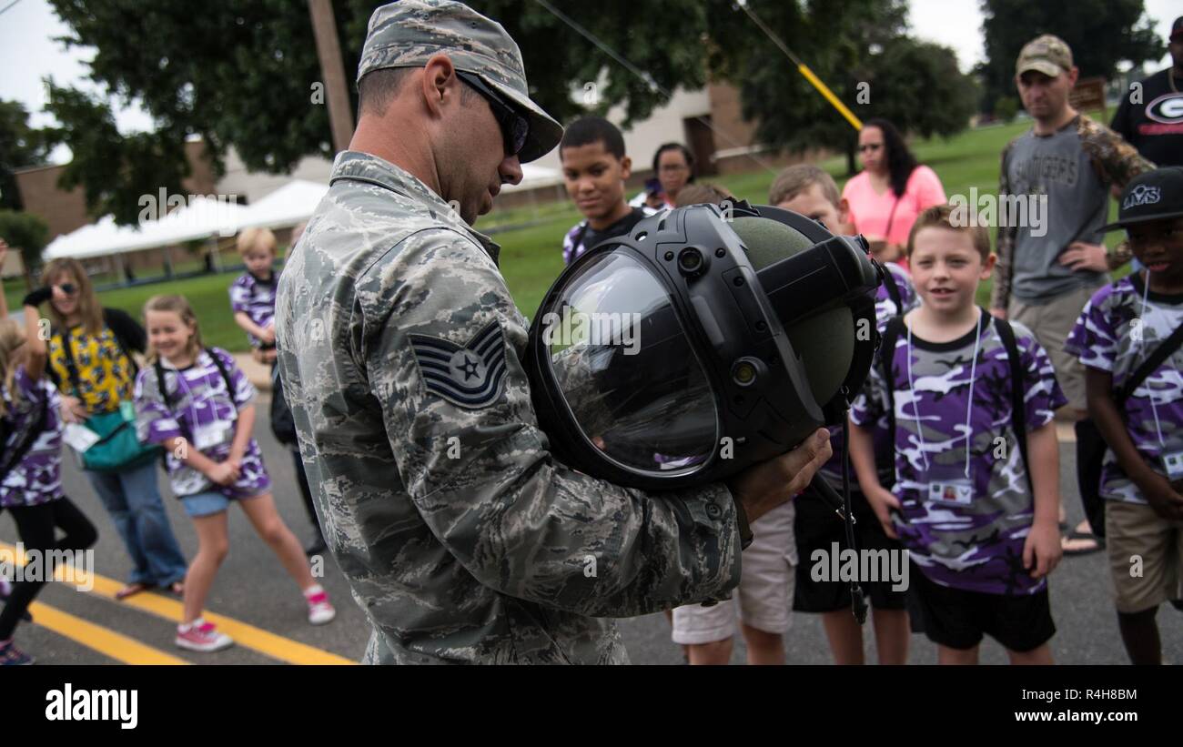 Un aviateur de la 2e Escadron de génie civil de l'équipe de ...