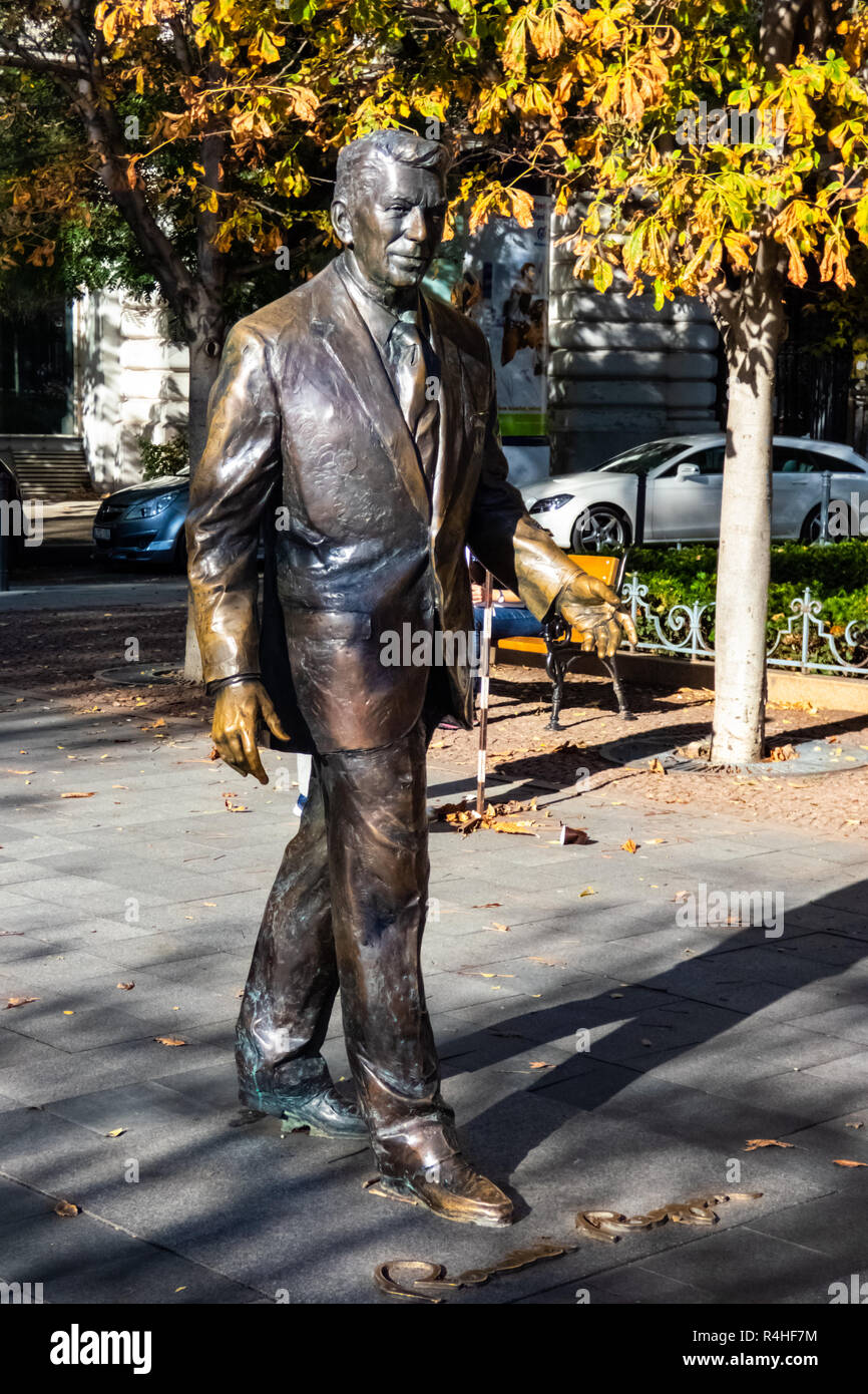 Bronze Bench Figure Statue Banque d'image et photos - Alamy