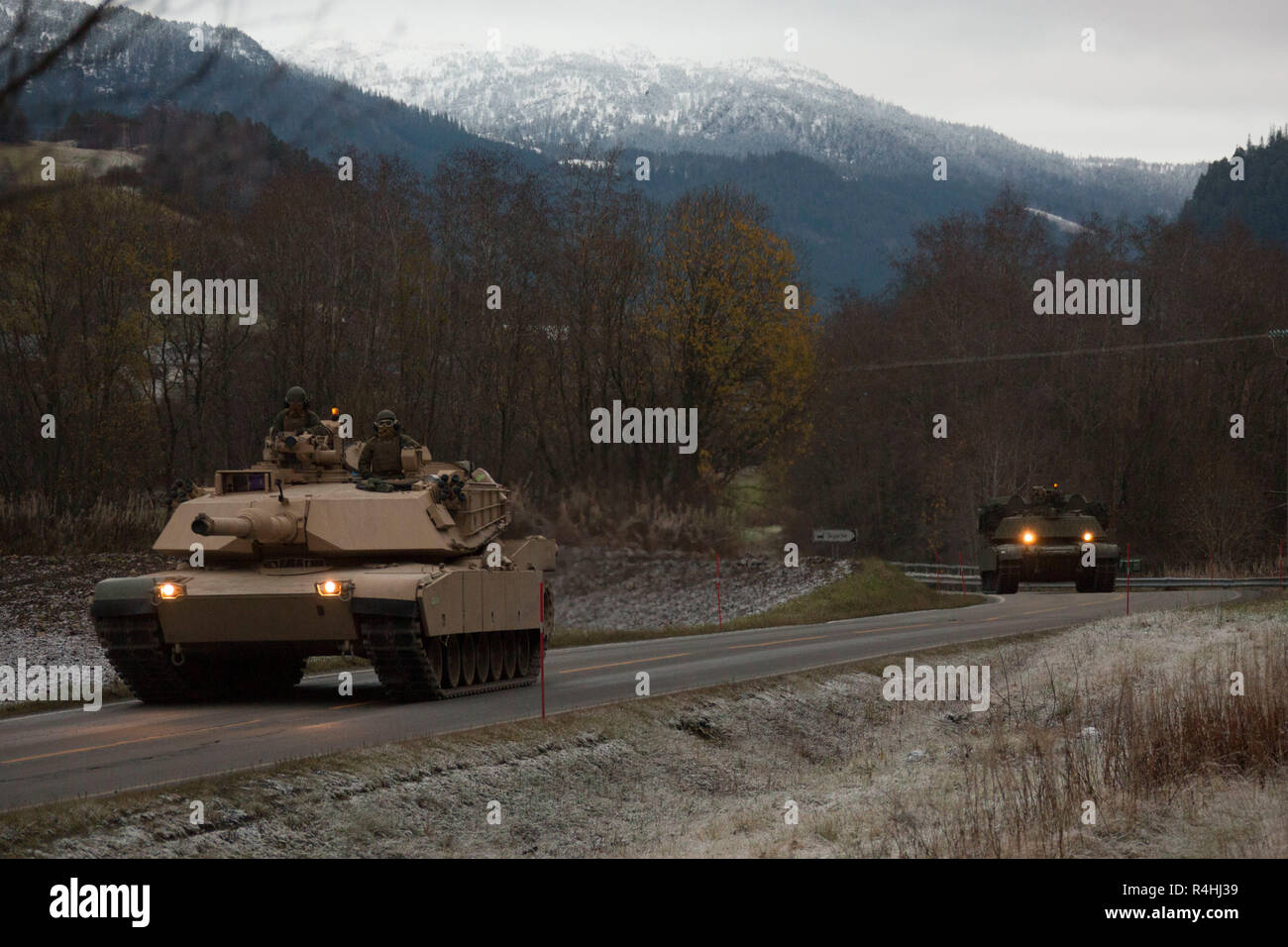 U.S. Marine Corps M1A1 Abrams tank et M155 assault breacher véhicule ...