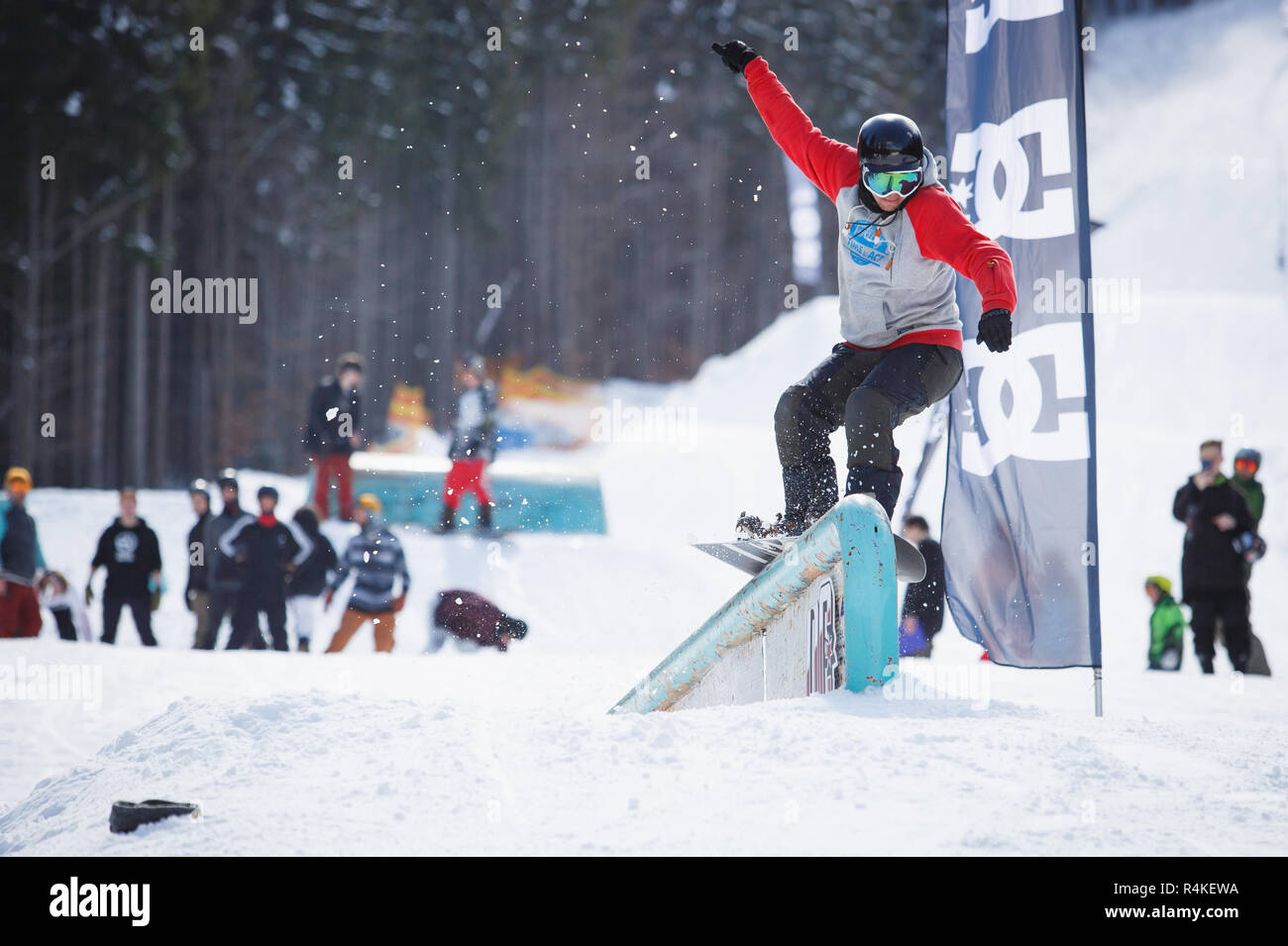 BUKOVEL,UKRAINE-24 mars,2018 : Snowboard jib contest sur rails dans ...