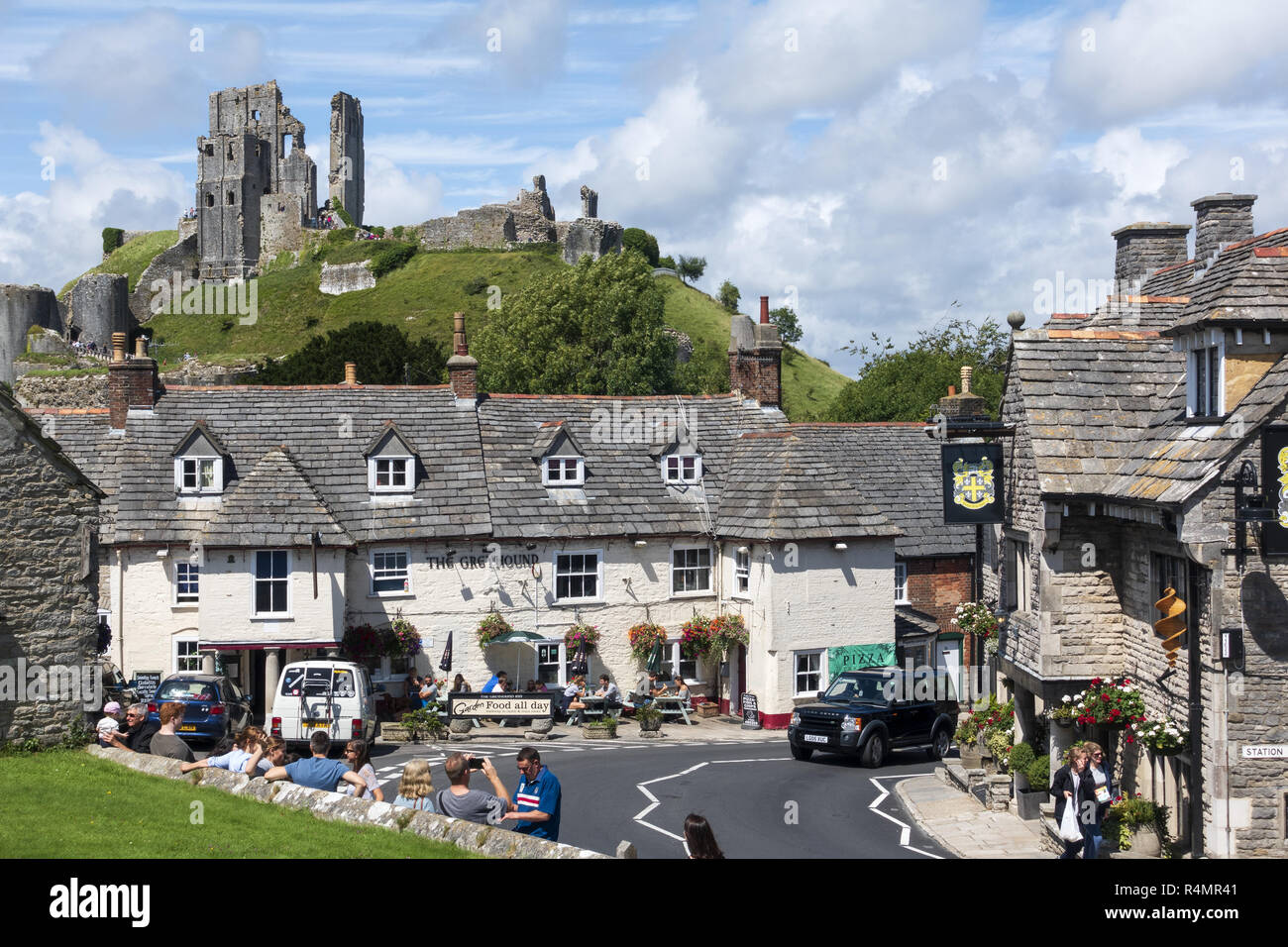 Château de Corfe et village sur l'île de Purbeck, Dorset, England, UK ...