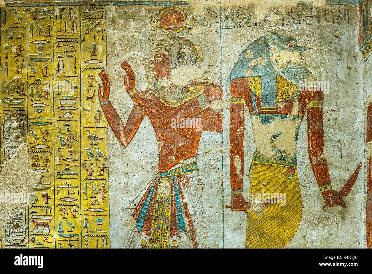 La peinture égyptienne ancienne de deux dieux dans une tombe de la ...